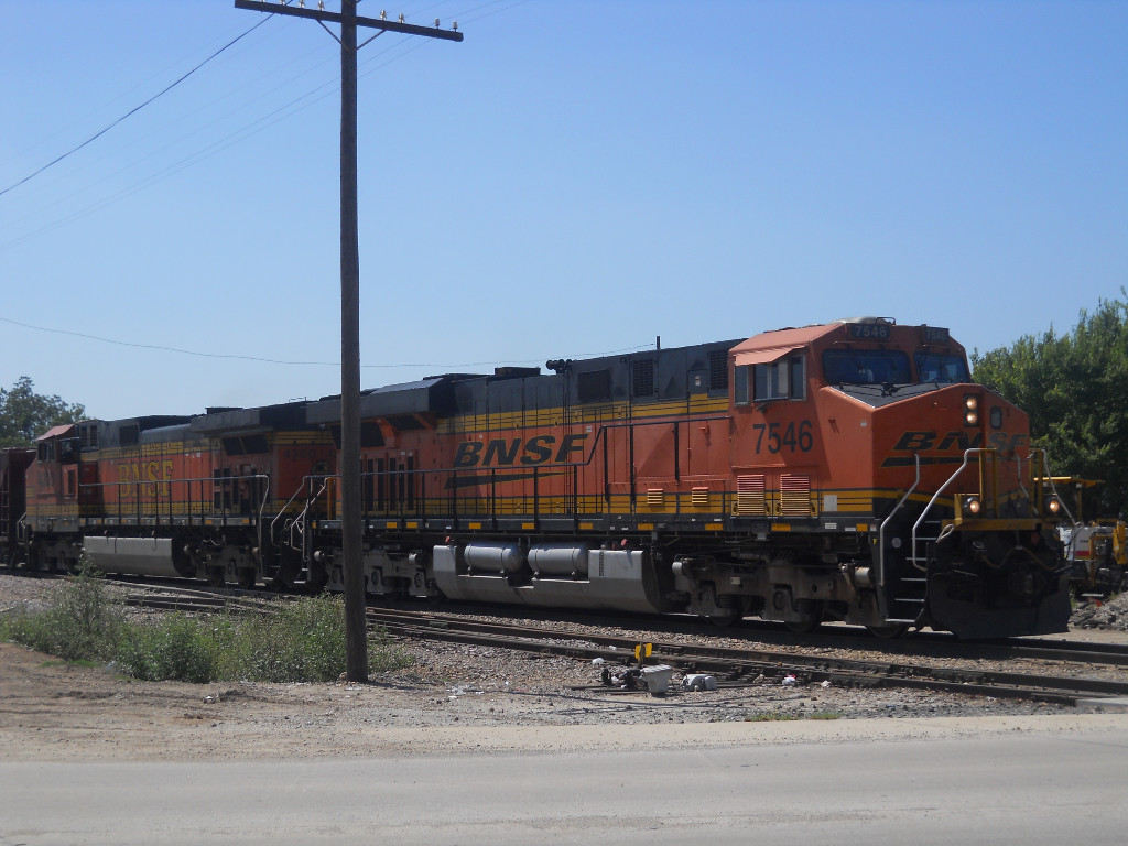 BNSF 7546 28Aug2010 Doing drop-offs and pickups